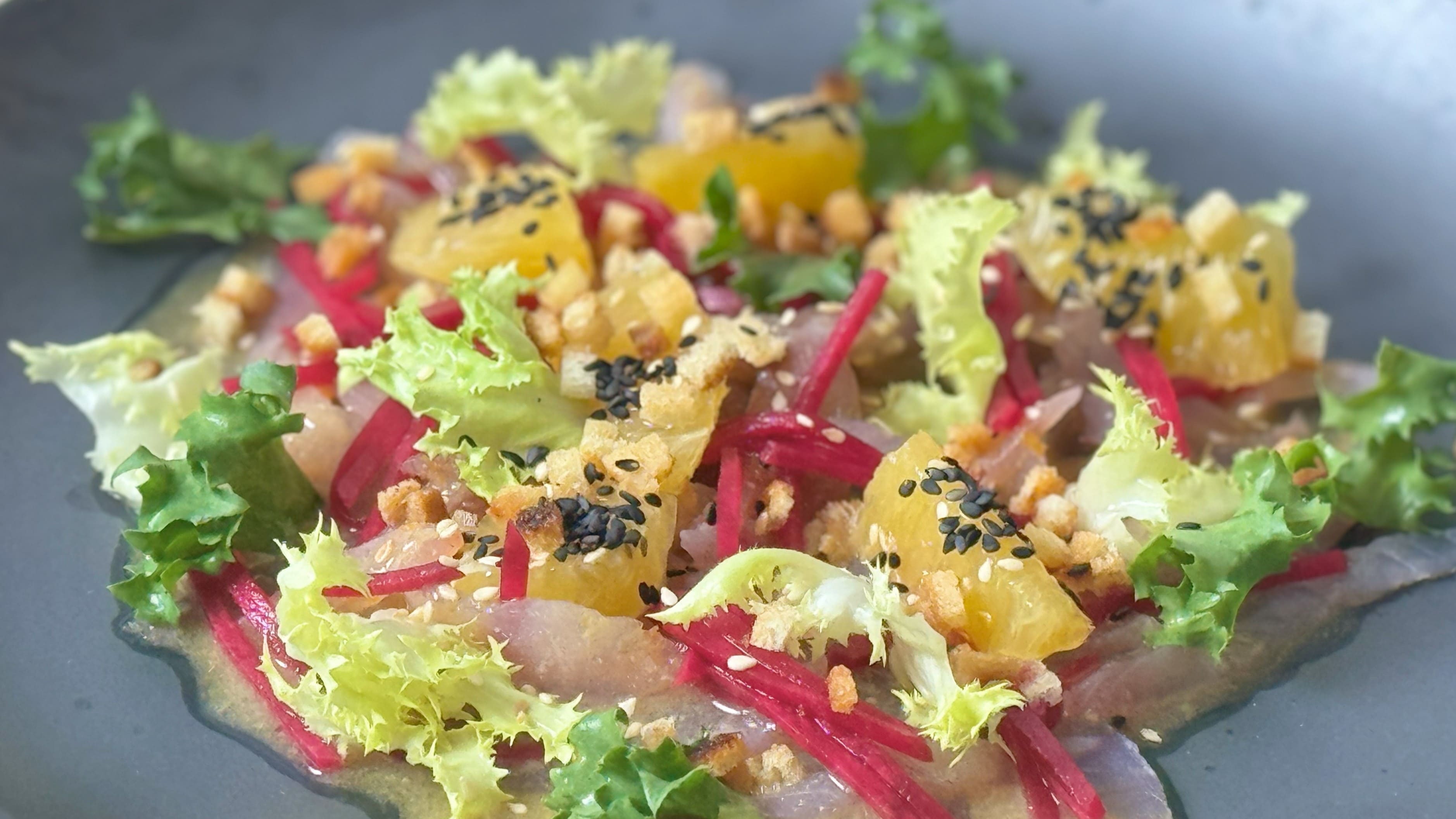 Carpaccio od curanog brancina u cikli sa emulzijom od soje, sezama i ...