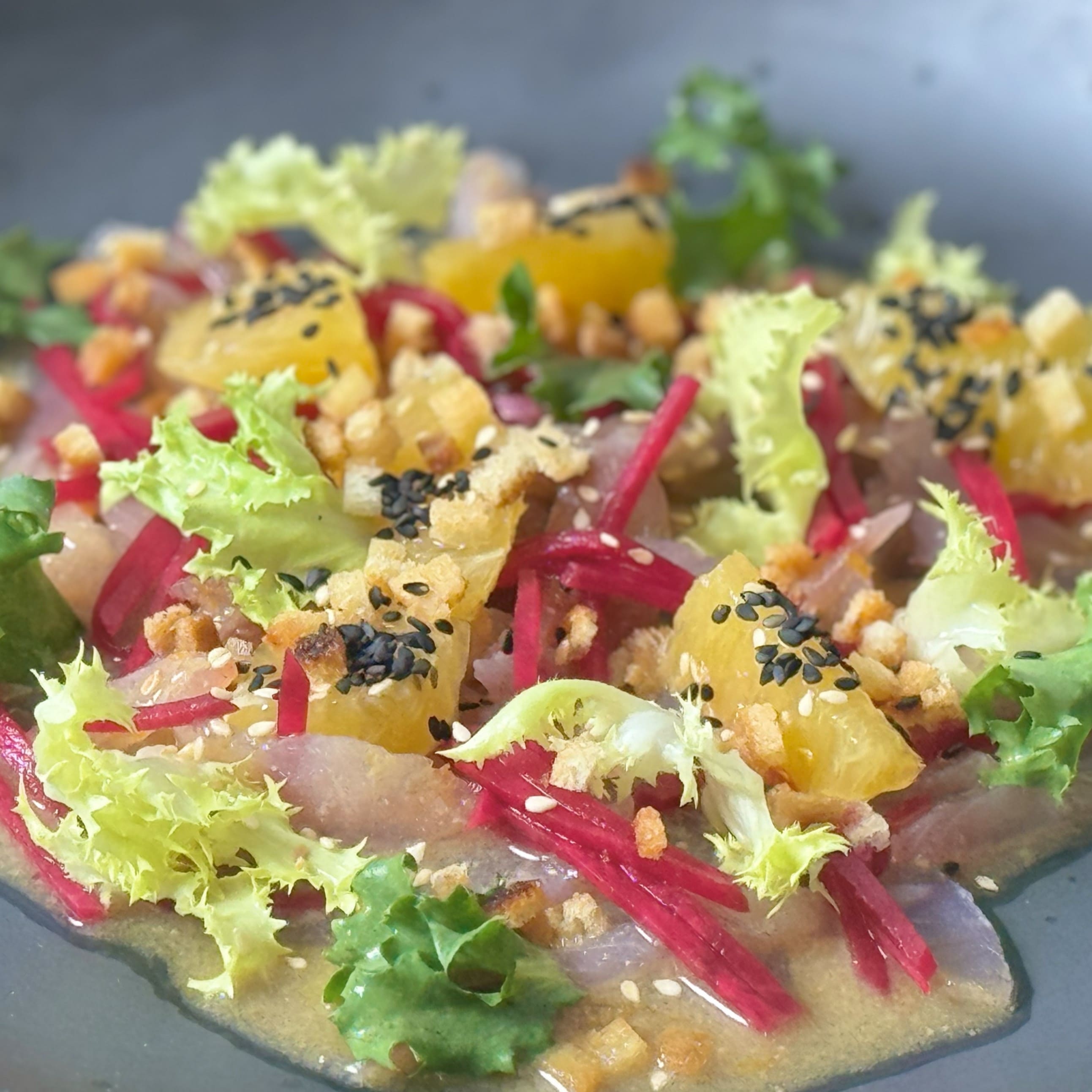 Carpaccio od curanog brancina u cikli sa emulzijom od soje, sezama i ...